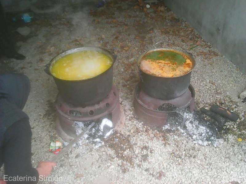 TRADIŢII ÎN BUCATE/ Buzău: Supa de tăiţei cu carne la tuci, fiartă pe ...